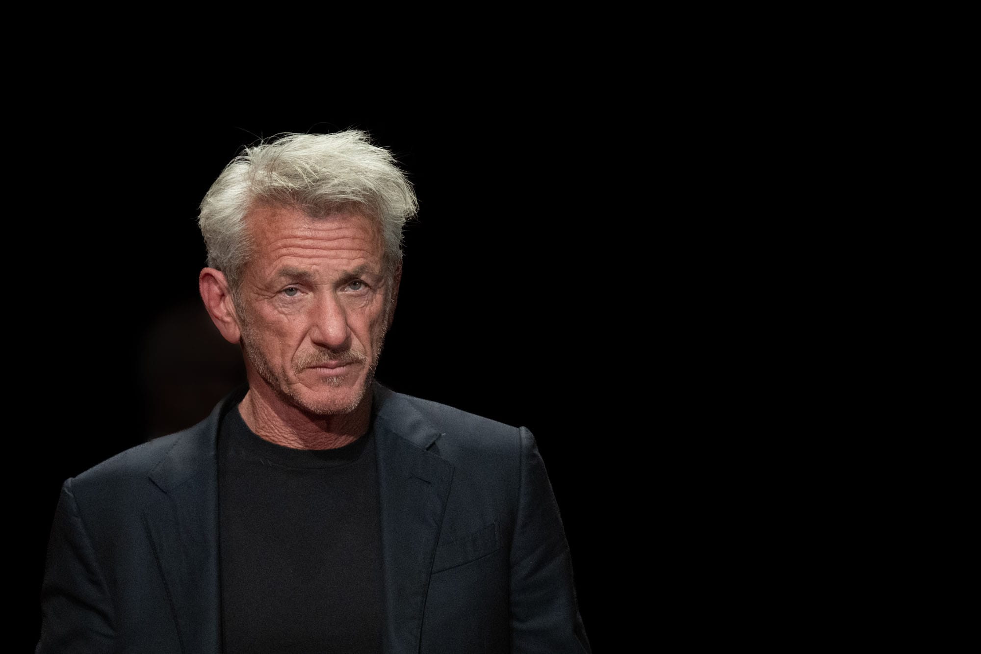 Sean Penn smoking at the Golden Globes is an instant meme