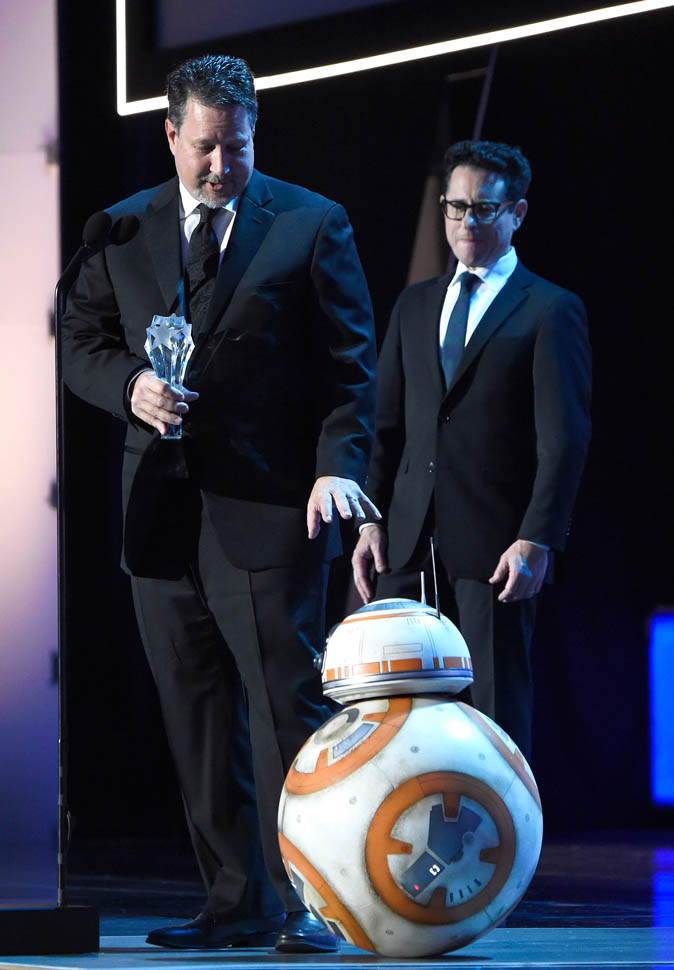 BB-8 makes an appearance at 2016 Critics' Choice Awards while ...