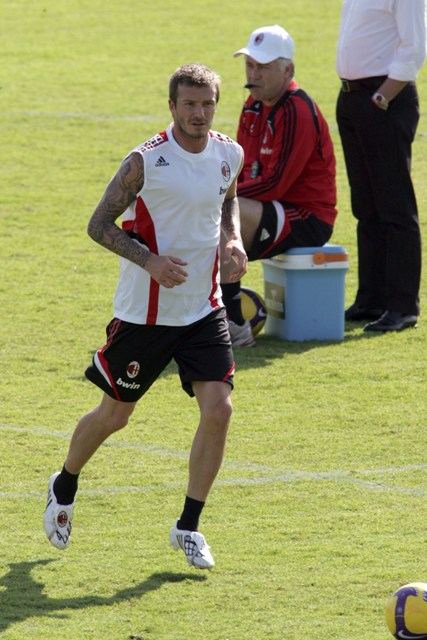 David Beckham supposedly struggles during training in Dubai with AC Milan
