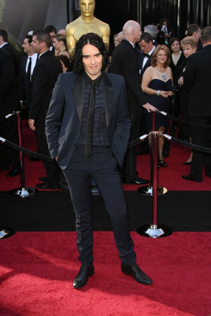 Russell Brand brings mother to Oscars 2011