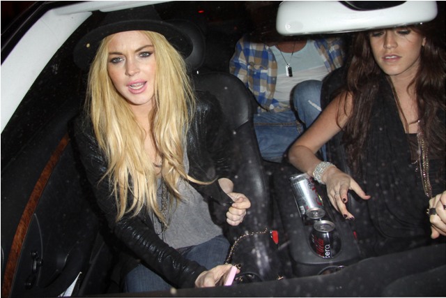 Lindsay Lohan allegedly sober on Twitter and meets Johnny Depp 27may10