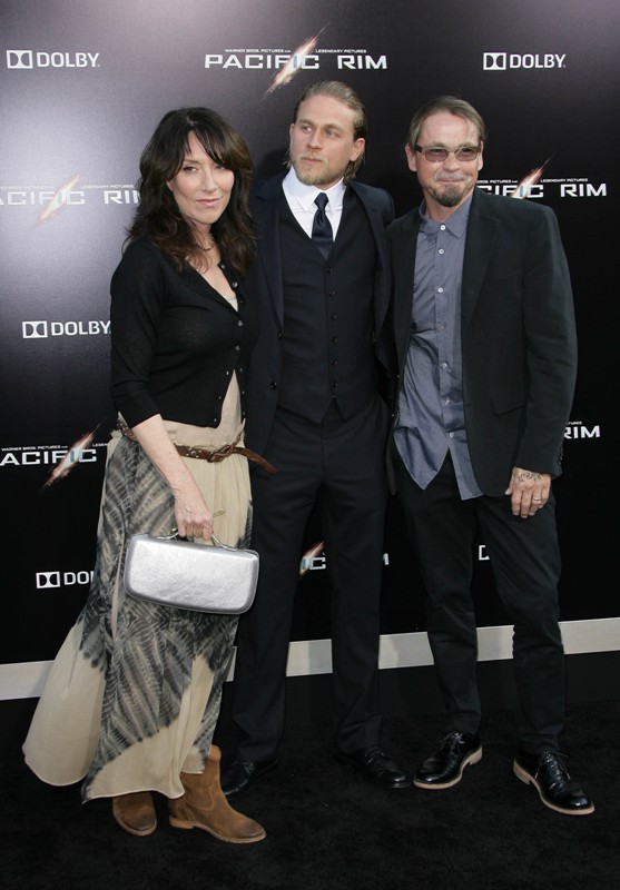 Charlie Hunnam’s girlfriend and Sons Of Anarchy family support him at ...