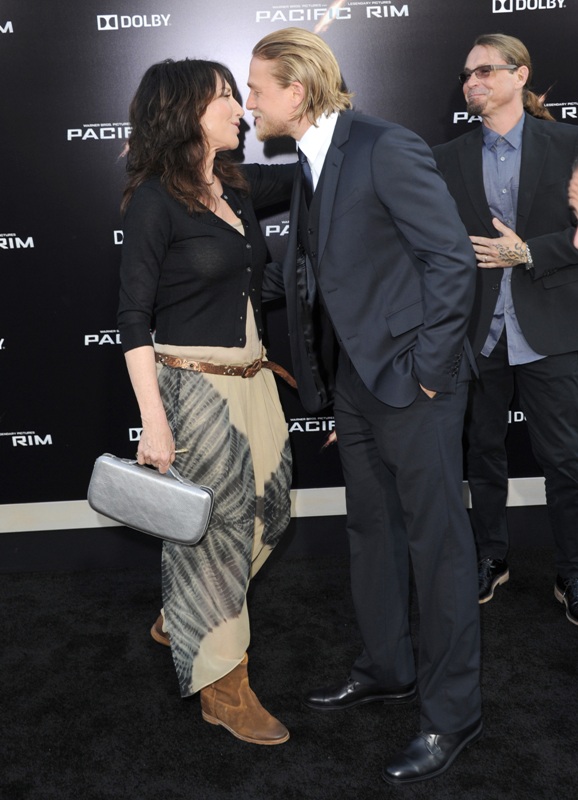 Charlie Hunnam’s girlfriend and Sons Of Anarchy family support him at ...