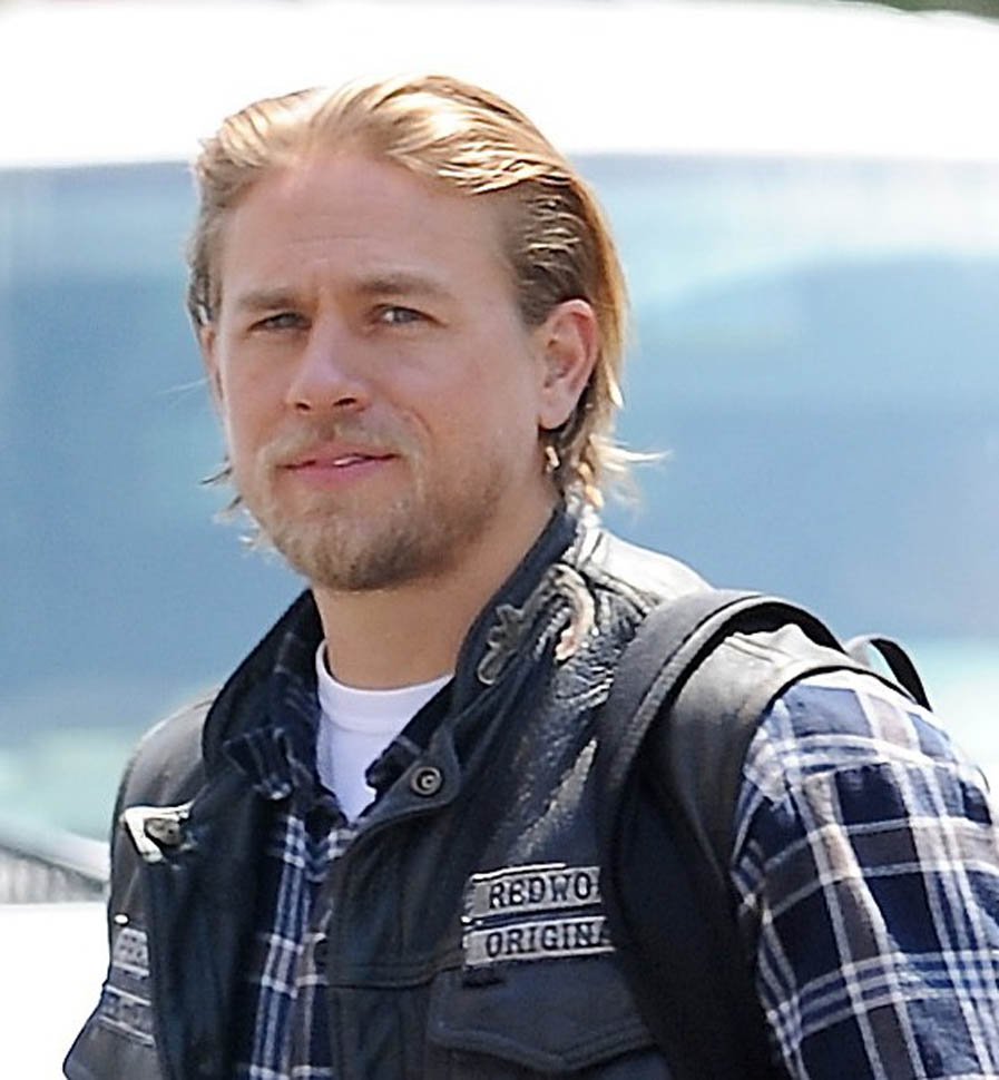 Charlie Hunnam’s backpack and Theo Rossi on the set of Sons Of Anarchy ...