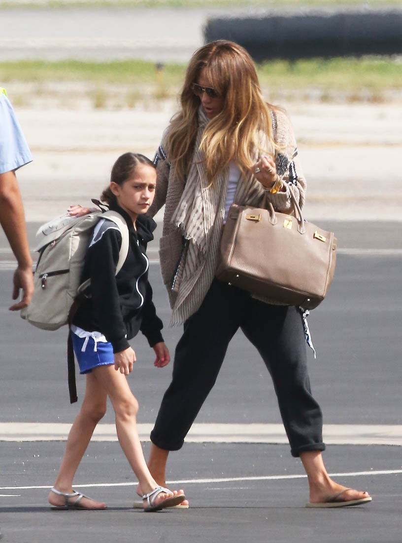 Jennifer Lopez Instagrams then deletes photo with Alex Rodriguez