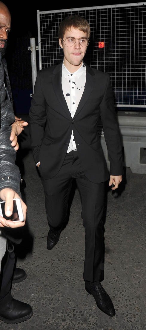 Justin Bieber calls Instagram hell during his show in London