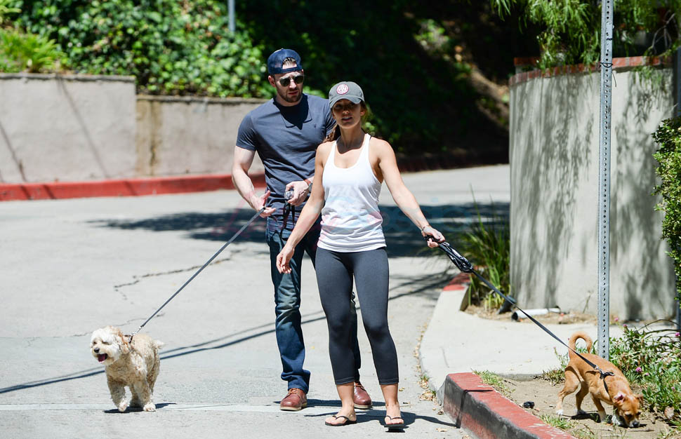 Chris Evans and Minka Kelly walk their dogs together on Labour Day ...