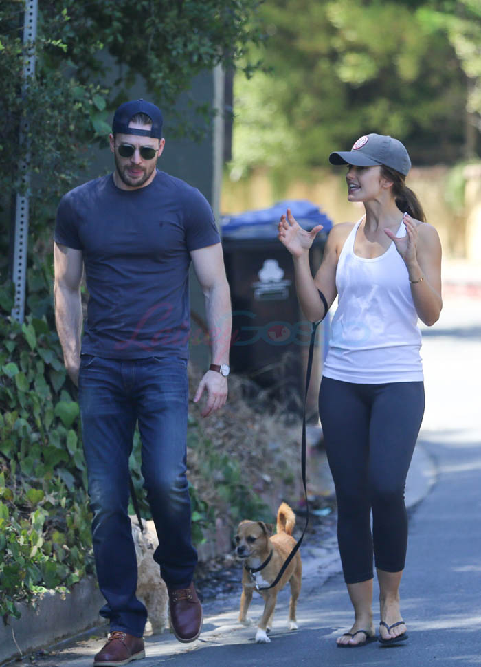 Chris Evans and Minka Kelly walk their dogs together on Labour Day ...