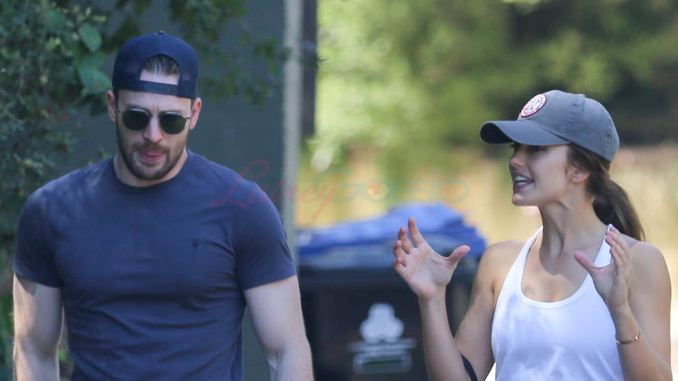 Chris Evans and Minka Kelly walk their dogs together on Labour Day ...