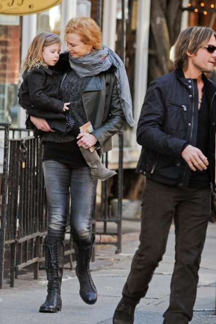 Nicole Kidman and Keith Urban work it for the paps in New York with ...