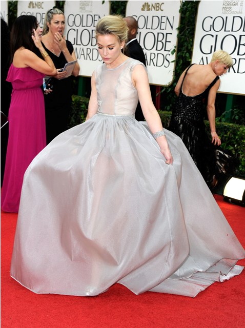 Piper Perabo’s crazy posing at the Golden Globes 2012