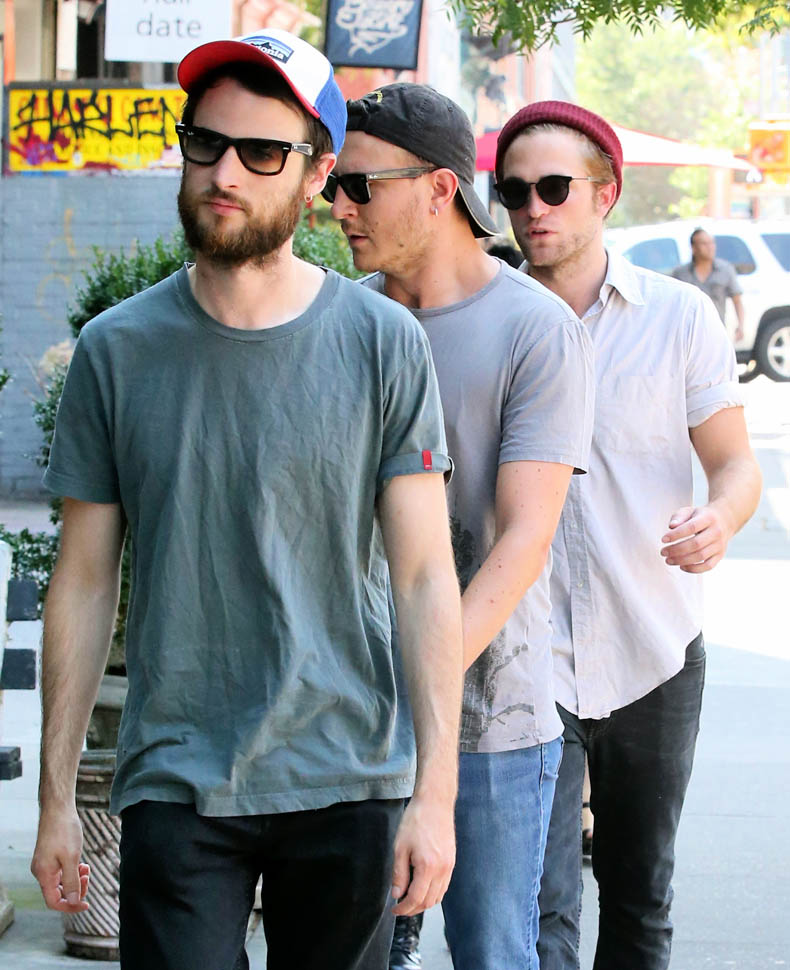 Robert Pattinson in New York with friends before TIFF|Lainey Gossip ...