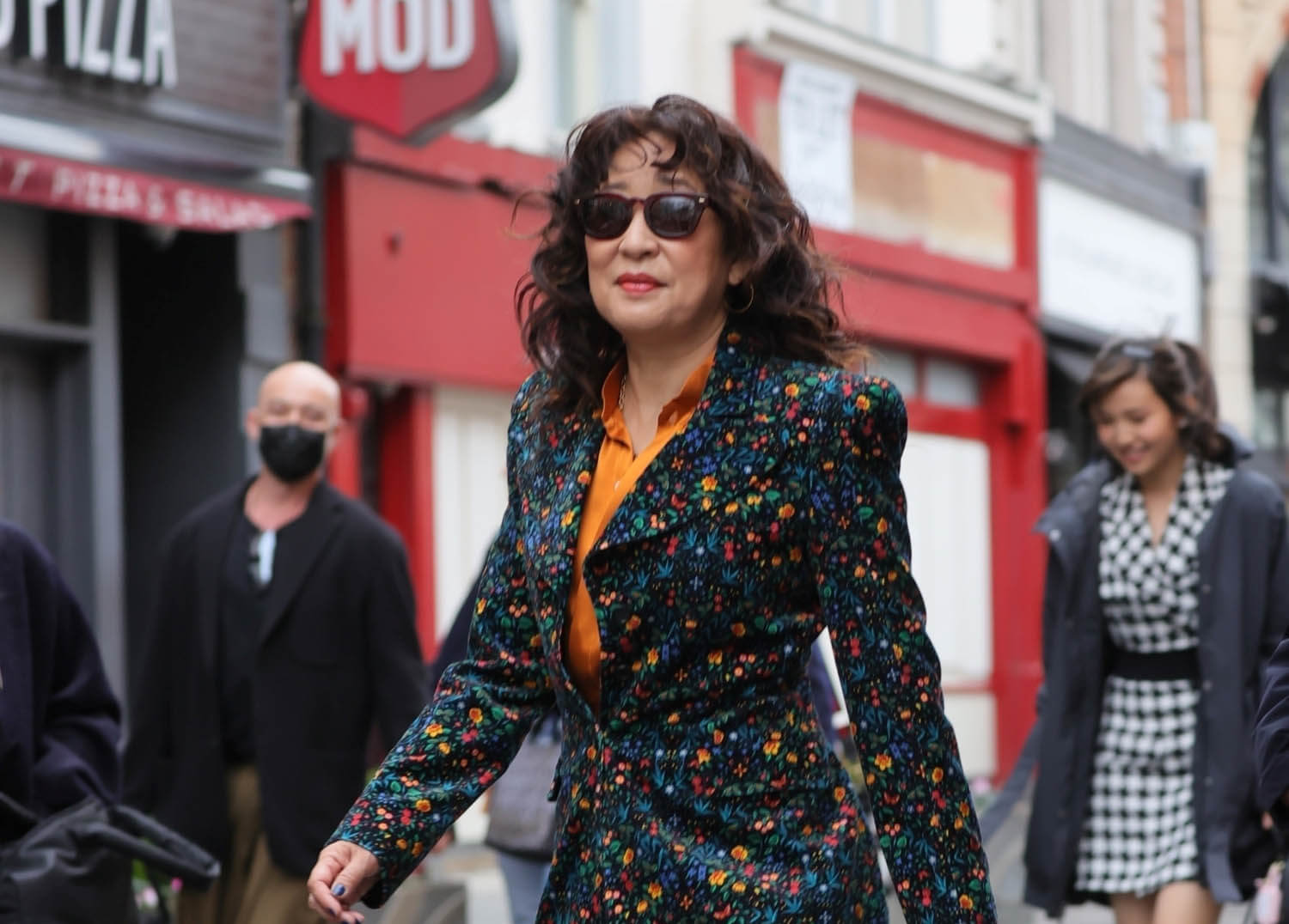 Sandra Oh in London in a great floral print suit promoting several ...