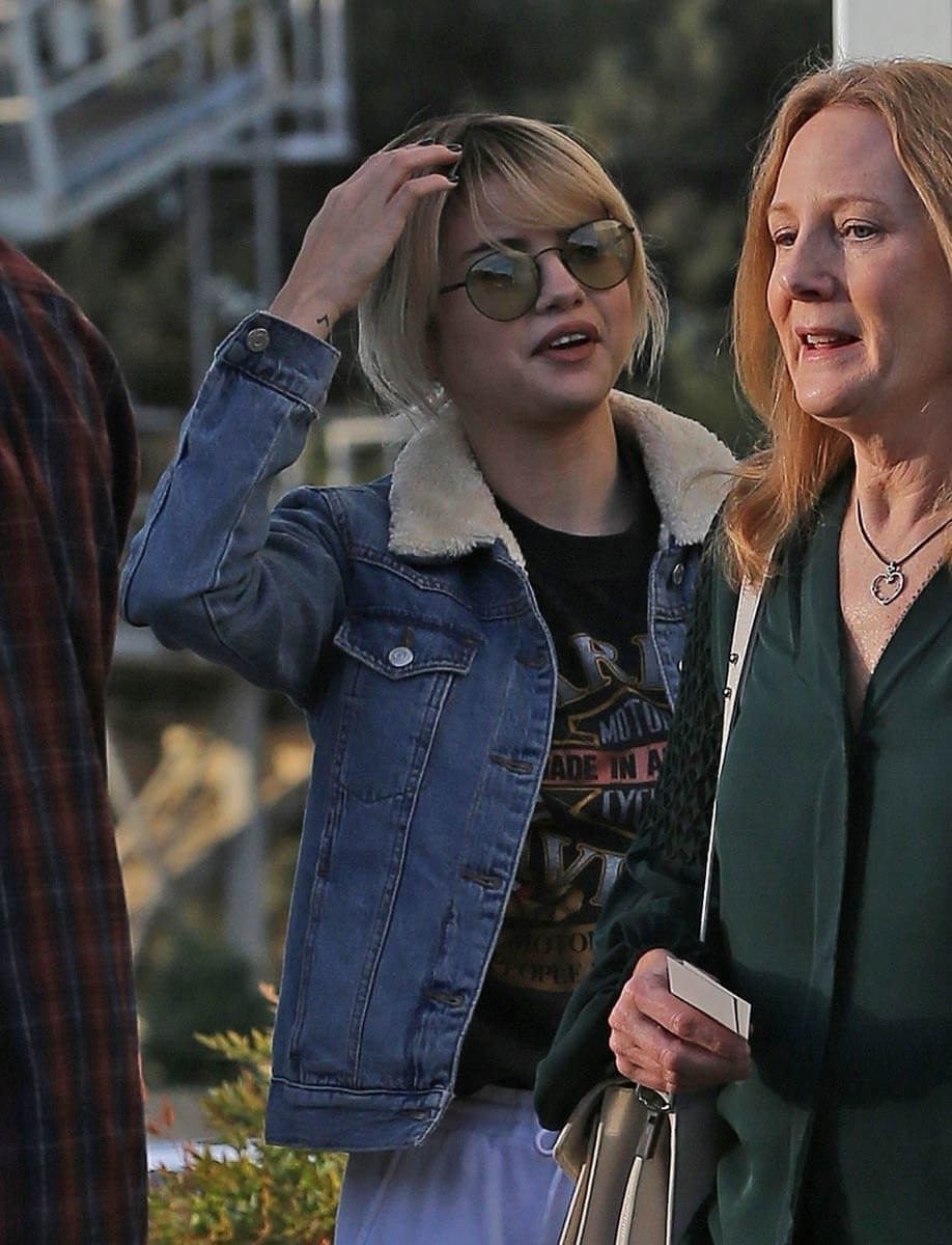 Selena's Bad Liar is Billboard's #1 Song and JB decorates in dad pants