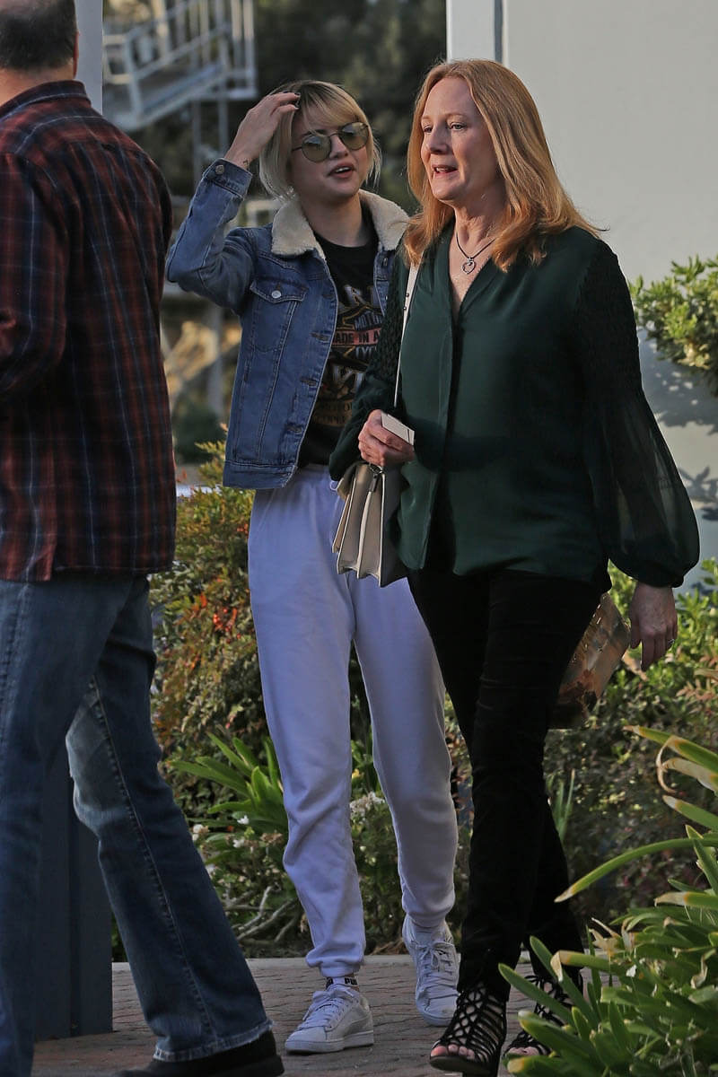 Selena's Bad Liar is Billboard's #1 Song and JB decorates in dad pants