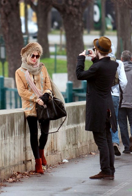 Sienna Miller pregnant with Tom Sturridge