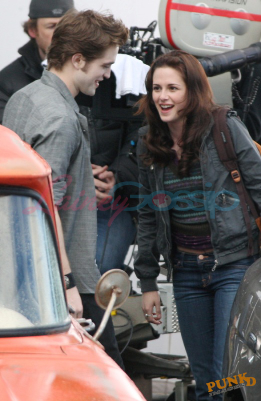 Robert Pattinson and Kristen Stewart on set of New Moon on Kristen's ...