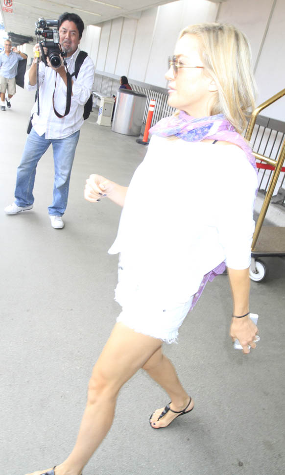 Kate Hudson’s bra|Lainey Gossip Lifestyle