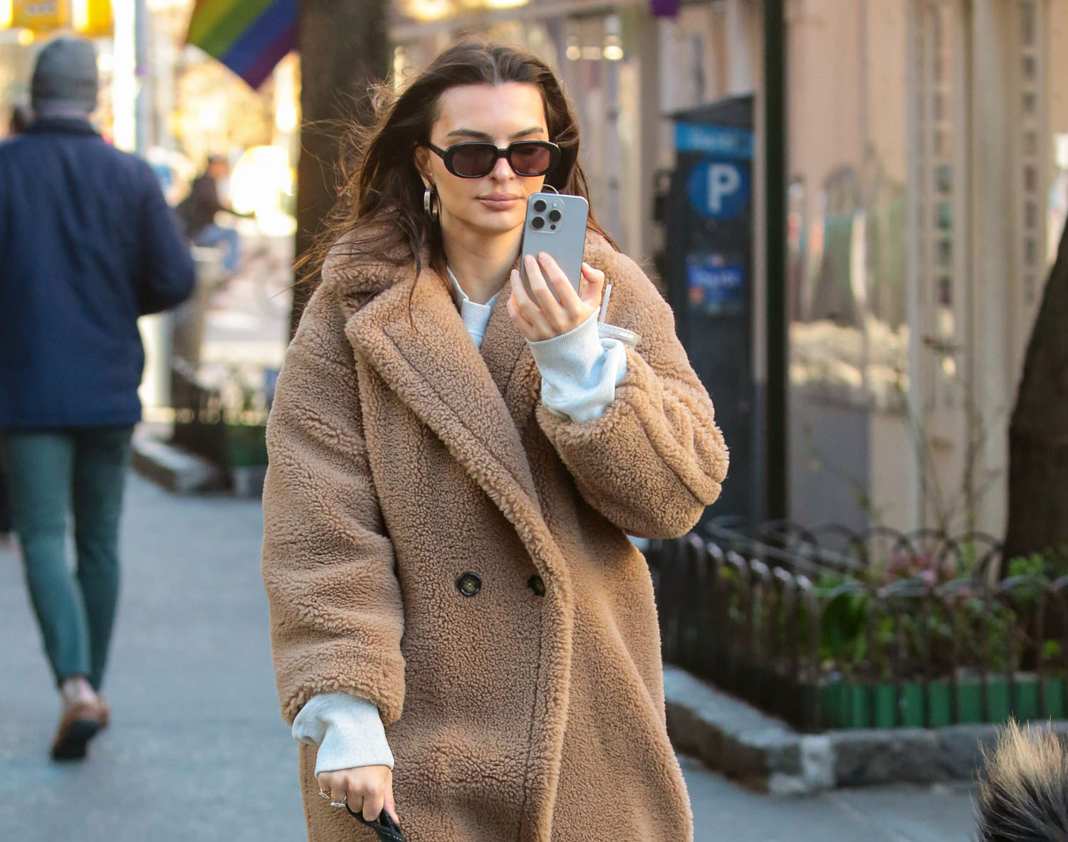 Emily Ratajkowski makes a statement with new but old "divorce rings ...