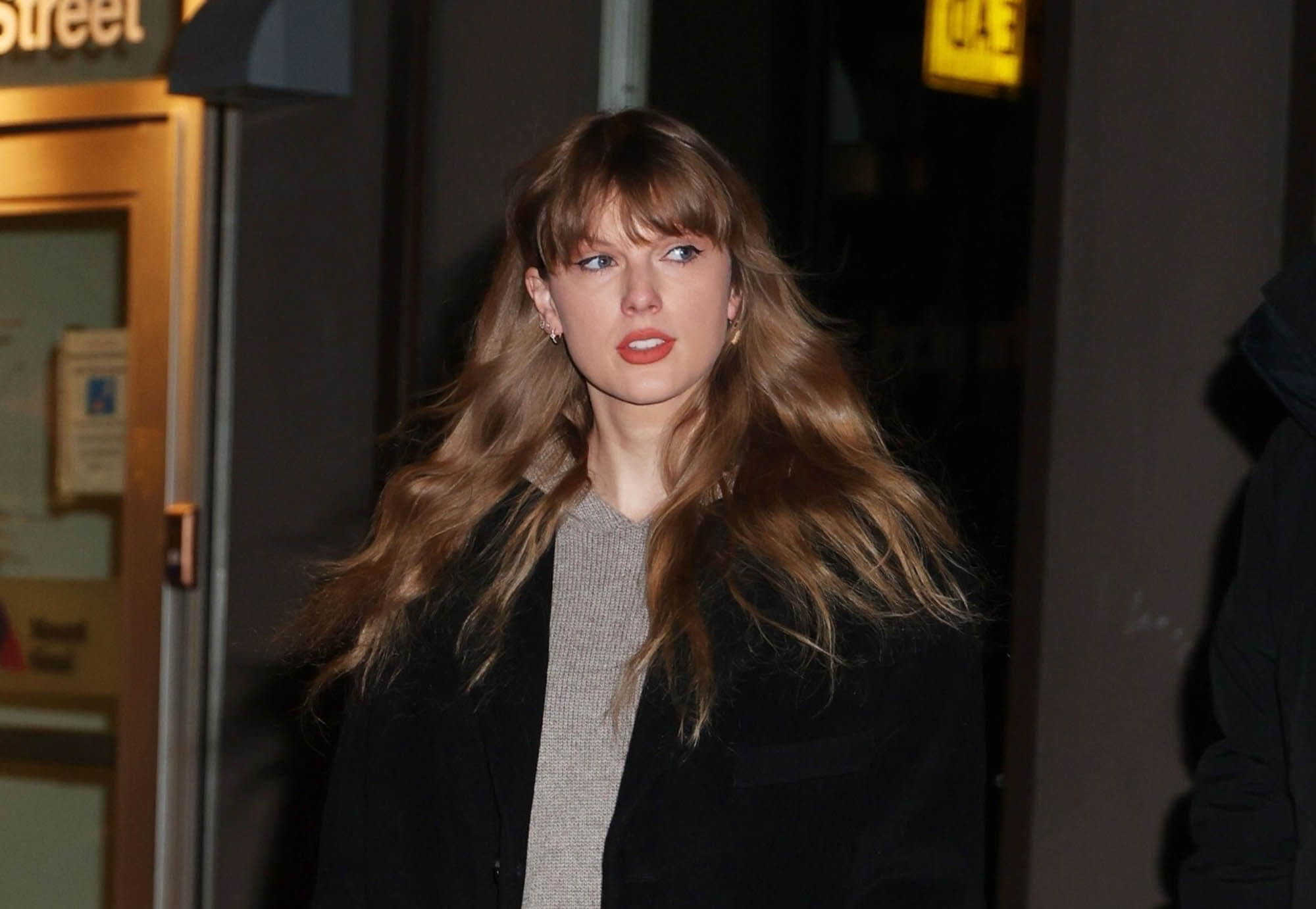 Taylor Swift puts on a little fashion show at the Electric Lady Studio ...