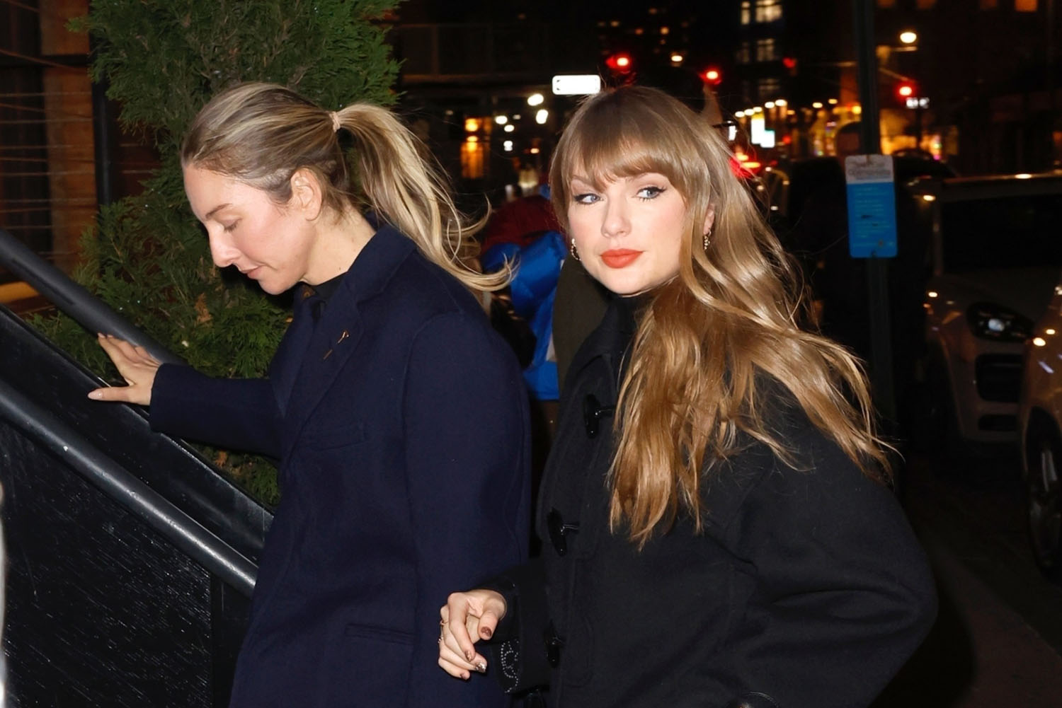 Taylor Swift cheers on Travis Kelce and the Kansas City Chiefs in the ...